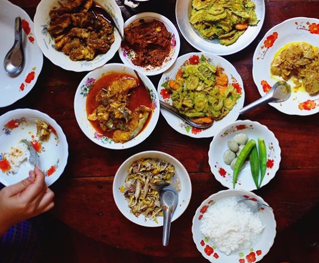 Christopher Kimball's Milk Street Radio: Thingyan Snacks | Pulitzer Center