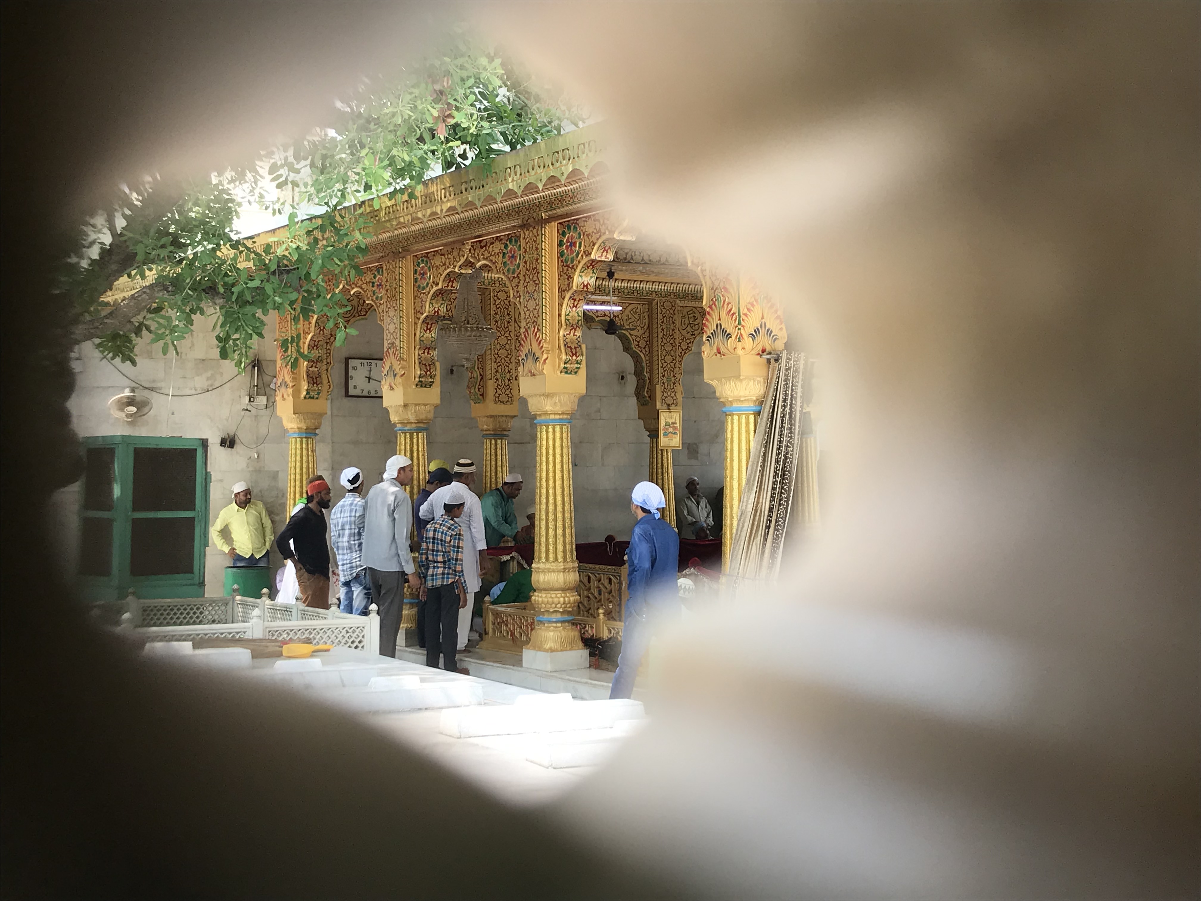 Through the Jaali: Women’s Access and Worship at Dargahs | Pulitzer Center