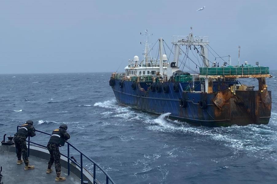 Chasing Dark Ships to the Arafura Sea (Indonesian) | Pulitzer Center