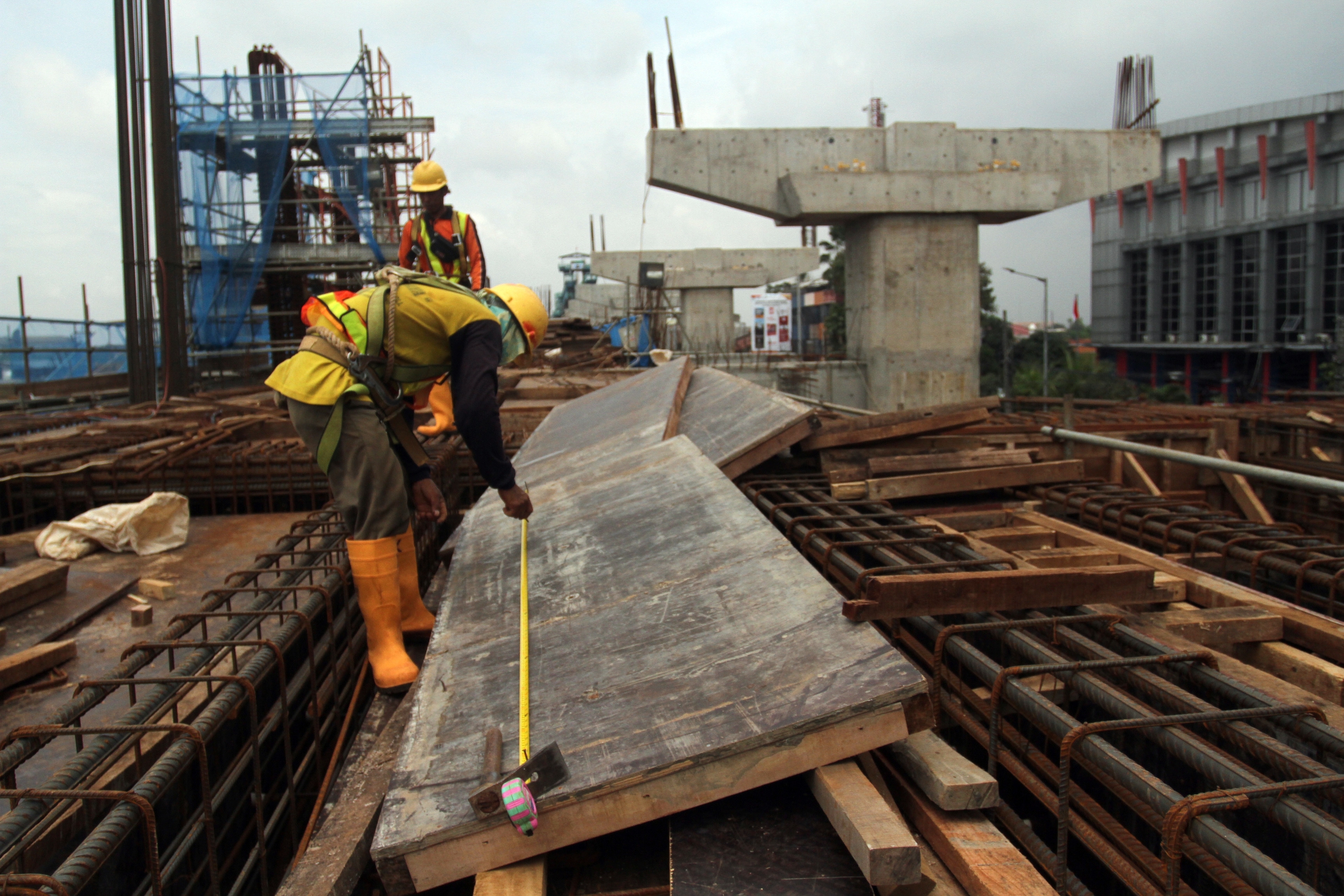 The Plight of Workers Who Are Displaced by Climate Change (bahasa ...