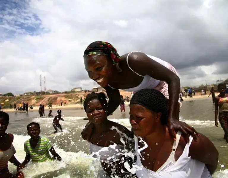 Ghana's Kayayo Girls Do Heavy Lifting | Pulitzer Center