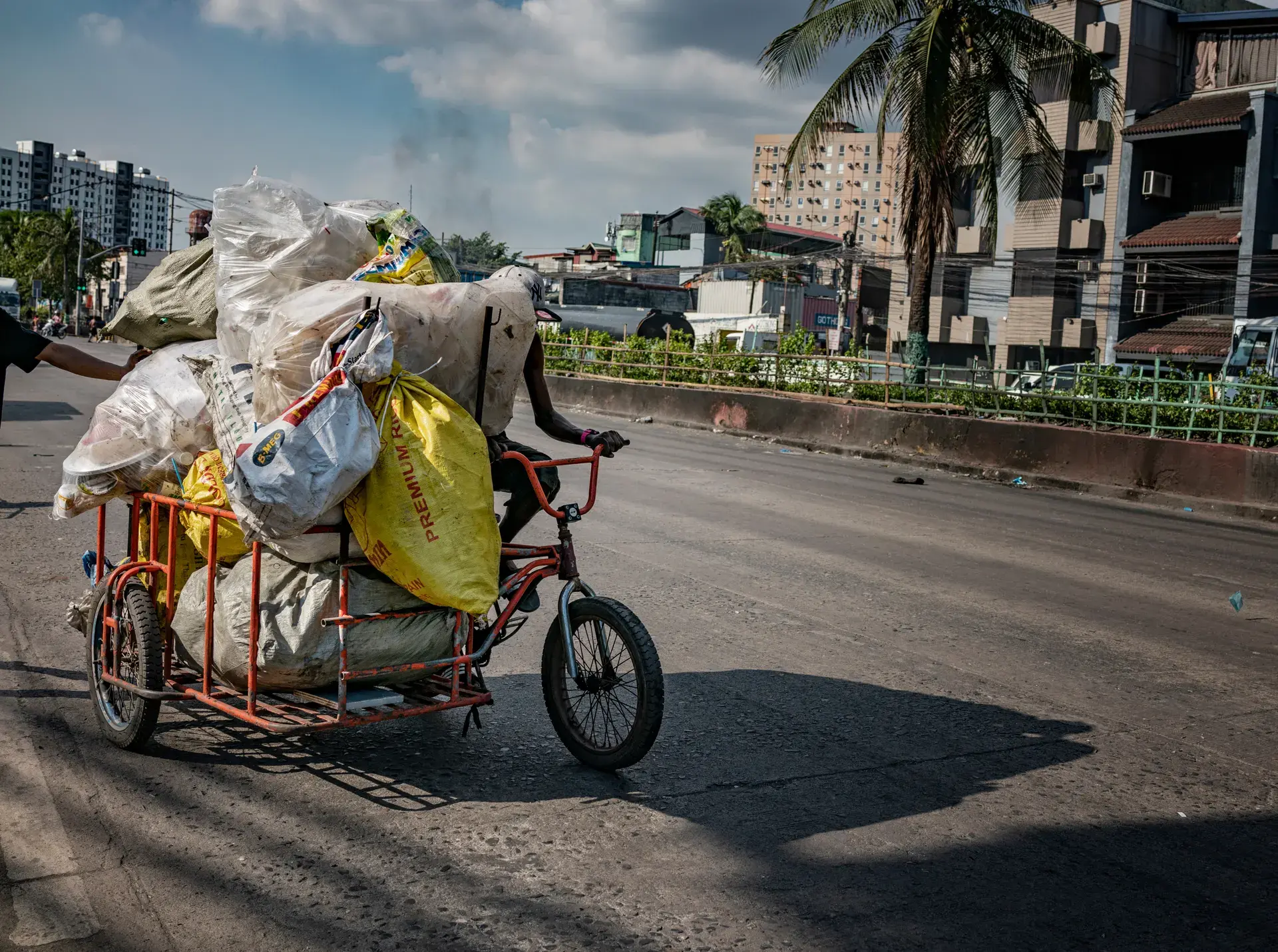 Life in Happyland: The People Living off Manila’s Rubbish—In Pictures ...