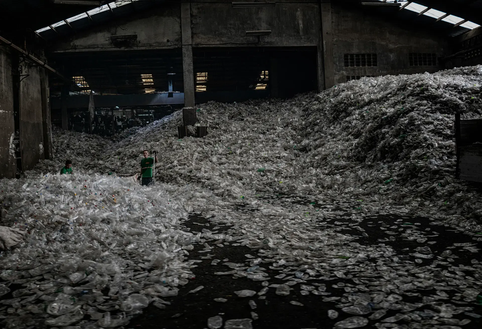 Life in Happyland: The People Living off Manila’s Rubbish—In Pictures ...