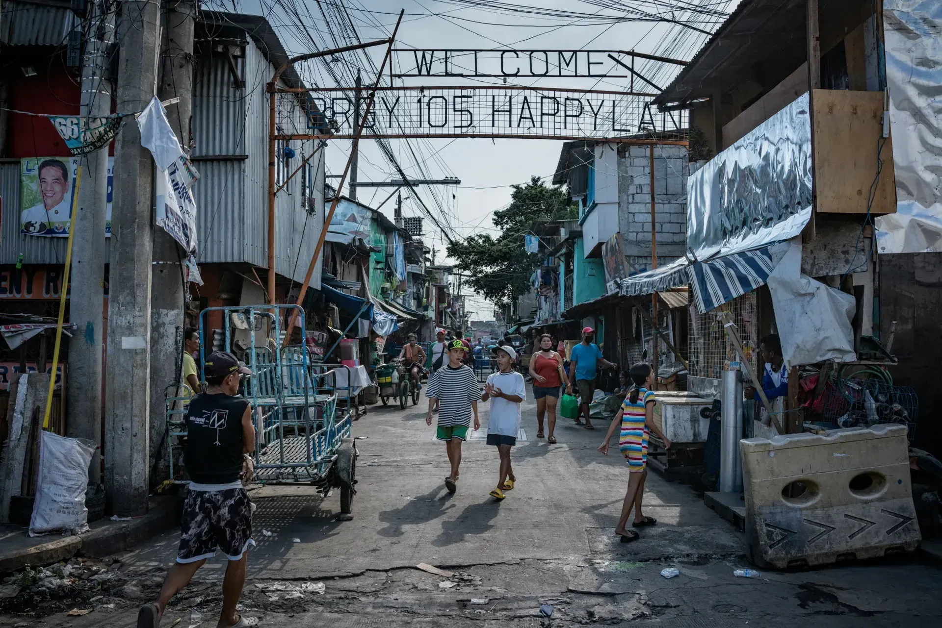Life in Happyland: The People Living off Manila’s Rubbish—In Pictures ...