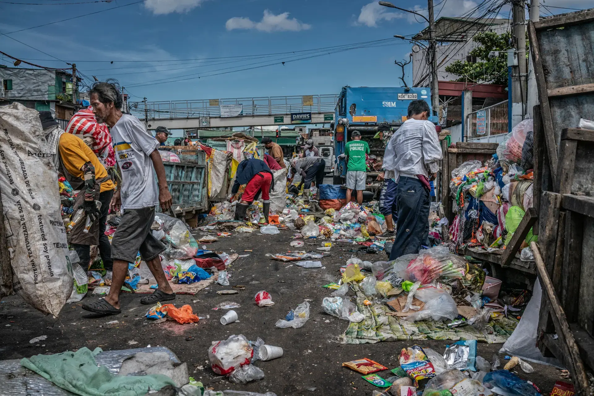 Life in Happyland: The People Living off Manila’s Rubbish—In Pictures ...
