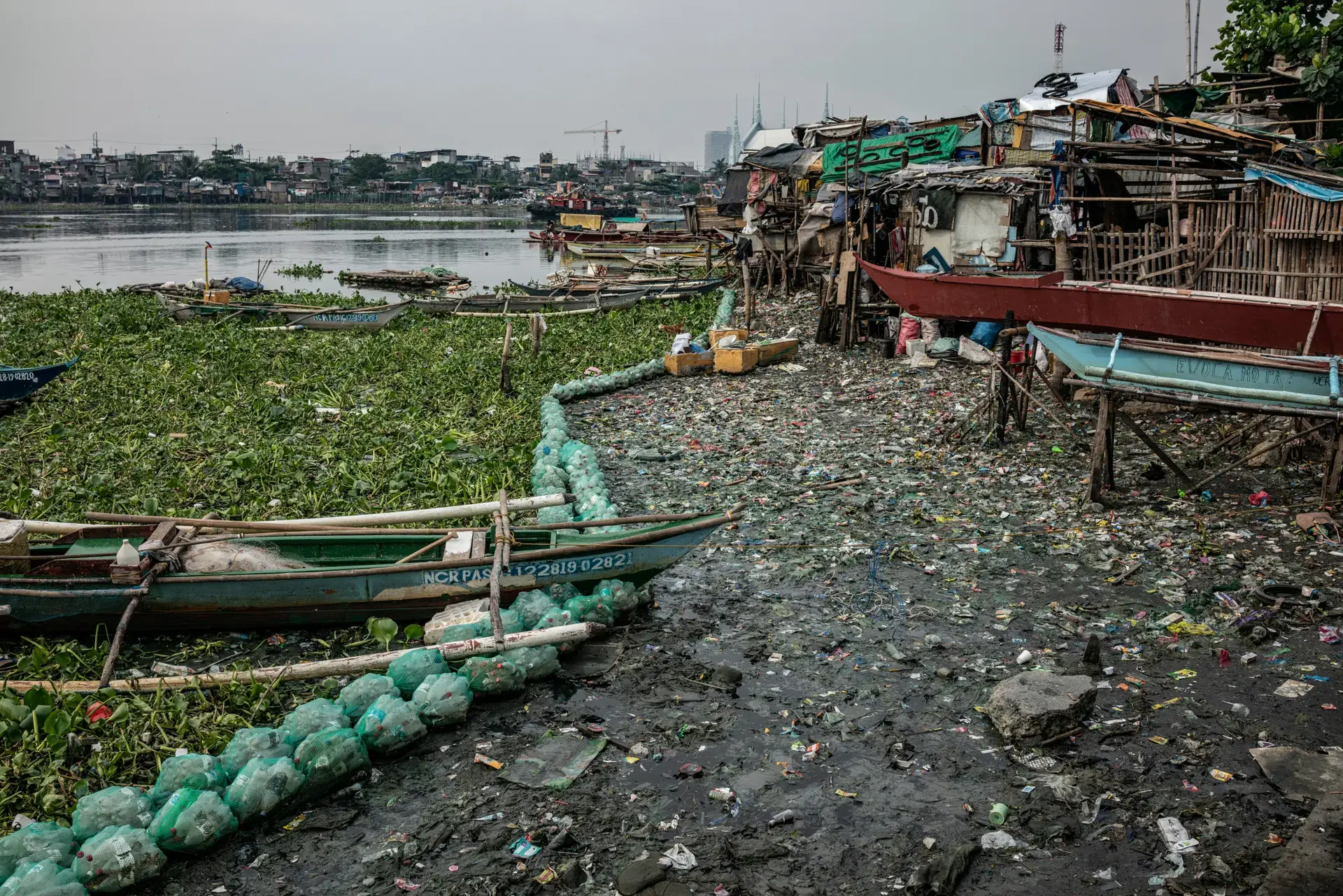Life in Happyland: The People Living off Manila’s Rubbish—In Pictures ...