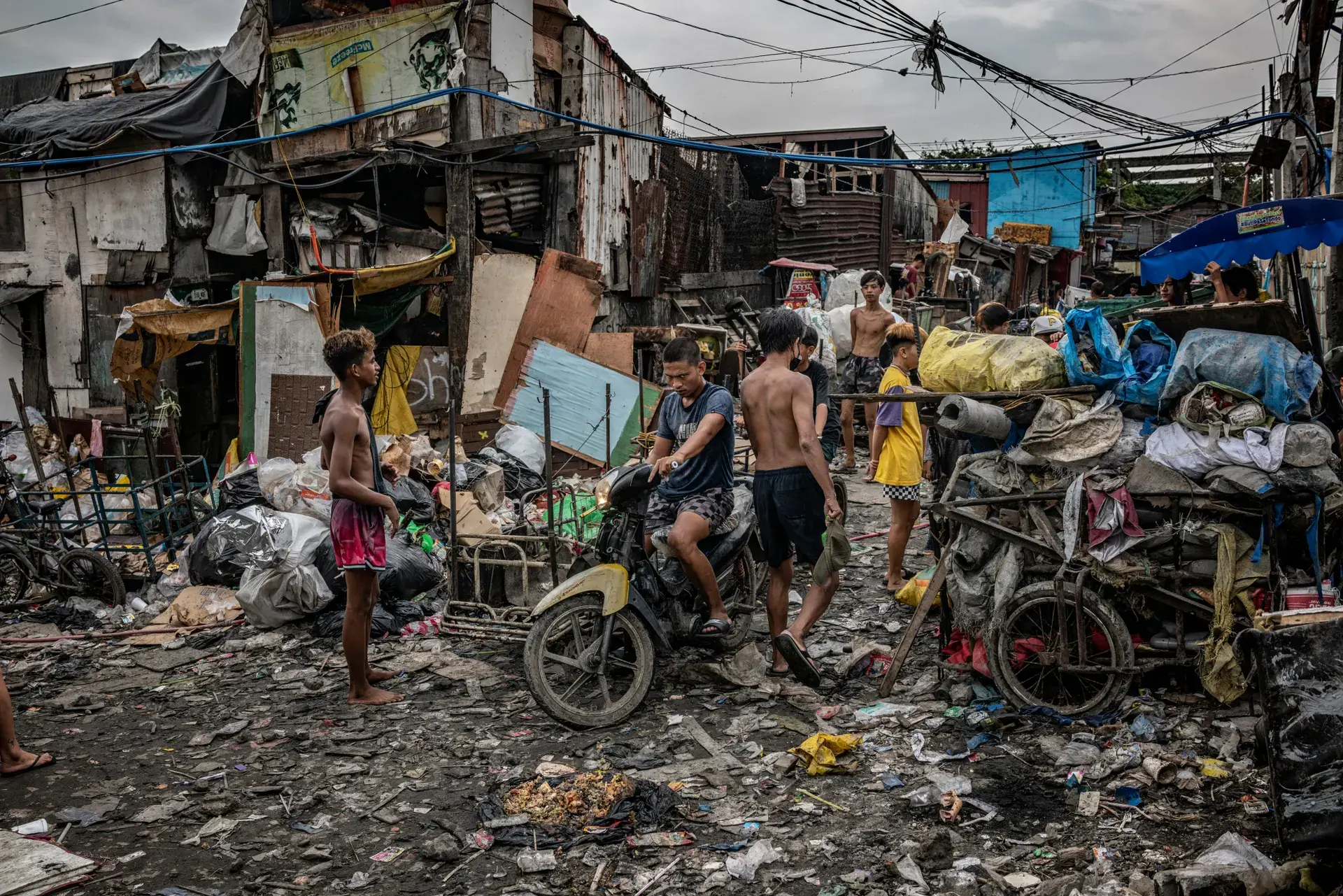 Life in Happyland: The People Living off Manila’s Rubbish—In Pictures ...
