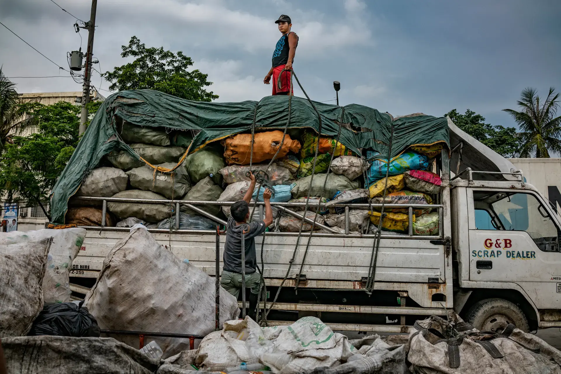 Life in Happyland: The People Living off Manila’s Rubbish—In Pictures ...