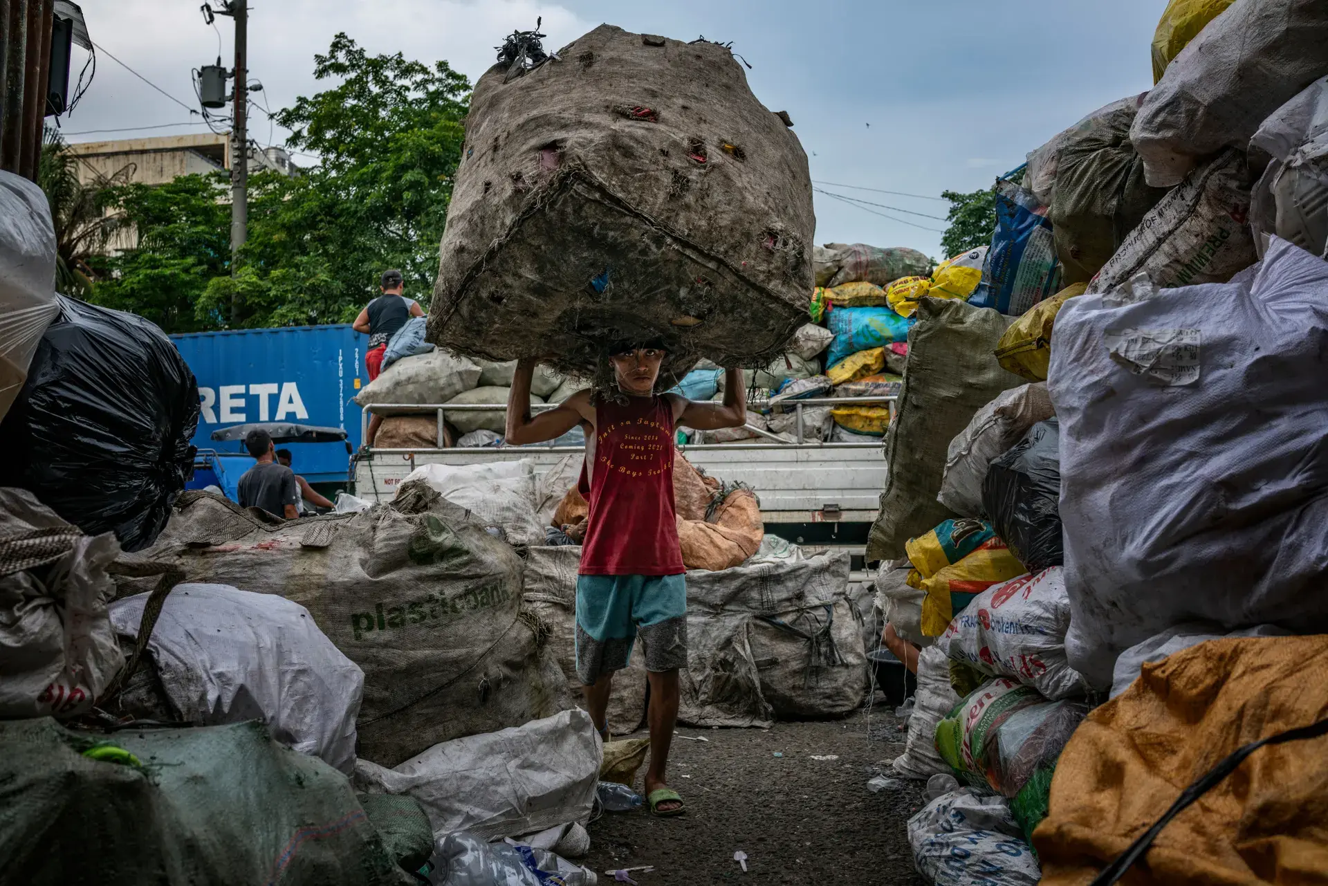 Life in Happyland: The People Living off Manila’s Rubbish—In Pictures ...