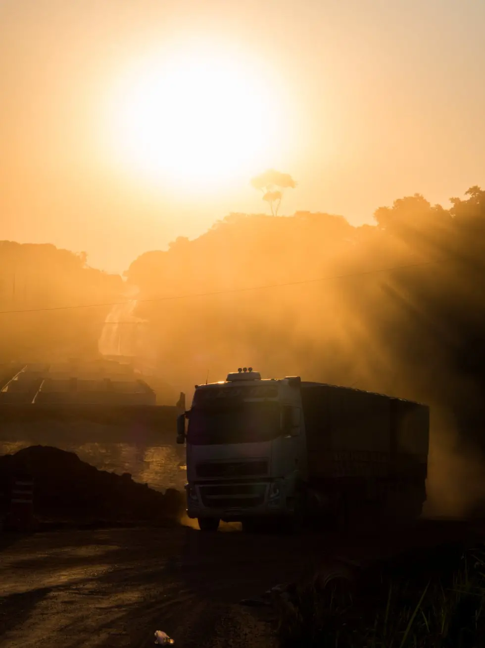 Un proyecto ferroviario que enfrenta a colonos e indígenas | Pulitzer ...